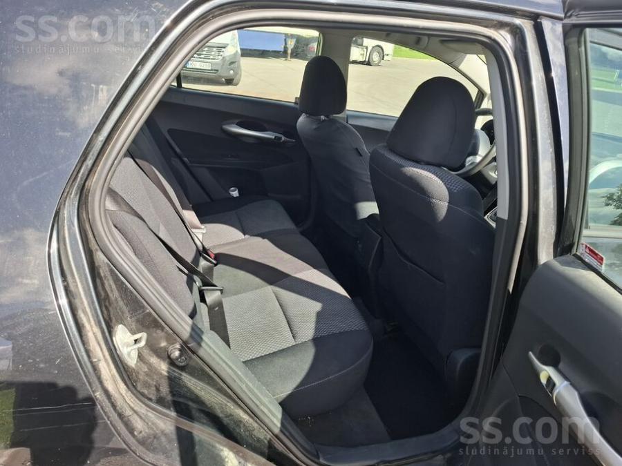Melns Toyota Auris 2011 Daugavpils, ar dzinēja tilpumu 2.00 L un nobraukumu 211 tūkst. km par 4200 €, foto 5 vietnē AUTOMOTO.COM.LV