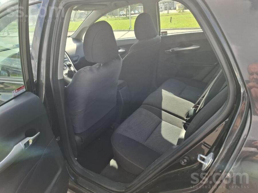 Melns Toyota Auris 2011 Daugavpils, ar dzinēja tilpumu 2.00 L un nobraukumu 211 tūkst. km par 4200 €, foto 6 vietnē AUTOMOTO.COM.LV