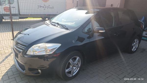 Melns Toyota Auris 2011 Kauņa, ar dzinēja tilpumu 1.60 L un nobraukumu 121 tūkst. km par 4500 €, foto 1 vietnē AUTOMOTO.COM.LV