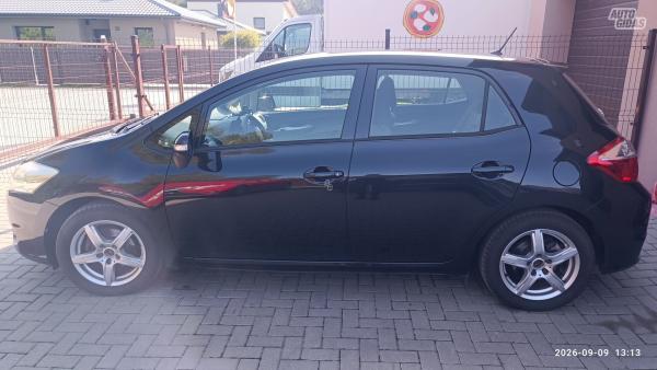 Melns Toyota Auris 2011 Kauņa, ar dzinēja tilpumu 1.60 L un nobraukumu 121 tūkst. km par 4500 €, foto 3 vietnē AUTOMOTO.COM.LV