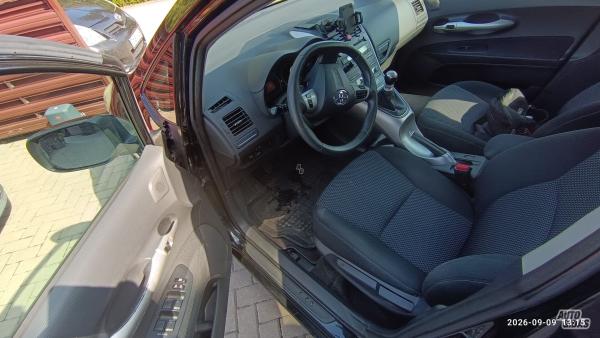 Melns Toyota Auris 2011 Kauņa, ar dzinēja tilpumu 1.60 L un nobraukumu 121 tūkst. km par 4500 €, foto 9 vietnē AUTOMOTO.COM.LV