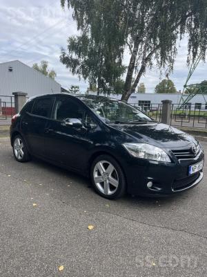Melns Toyota Auris 2011 Rīga, ar dzinēja tilpumu 2.00 L un nobraukumu 286 tūkst. km par 3300 €, foto 3 vietnē AUTOMOTO.COM.LV