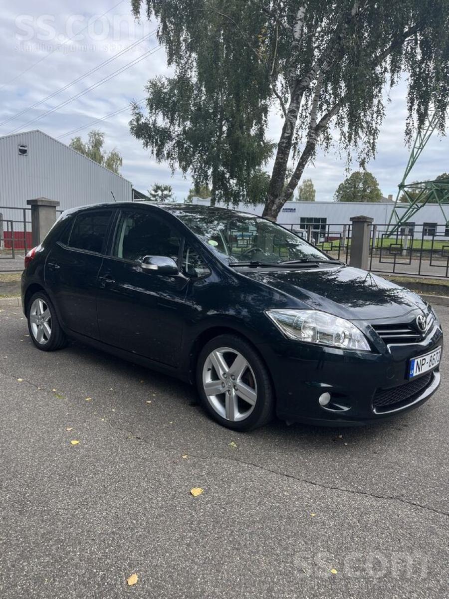 Melns Toyota Auris 2011 Rīga, ar dzinēja tilpumu 2.00 L un nobraukumu 286 tūkst. km par 3300 €, foto 3 vietnē AUTOMOTO.COM.LV