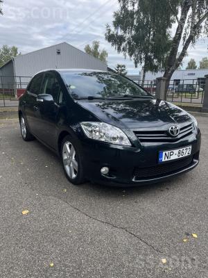 Melns Toyota Auris 2011 Rīga, ar dzinēja tilpumu 2.00 L un nobraukumu 286 tūkst. km par 3300 €, foto 4 vietnē AUTOMOTO.COM.LV