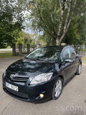 Melns Toyota Auris 2011 Rīga, ar dzinēja tilpumu 2.00 L un nobraukumu 286 tūkst. km par 3300 €, foto 24 vietnē AUTOMOTO.COM.LV