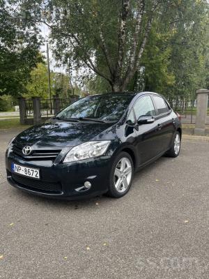 Black Toyota Auris 2011 in Riga, with an engine capacity of 2.00 L and mileage of 286 thousand km for 3300 €, photo  on AUTOMOTO.COM.LV