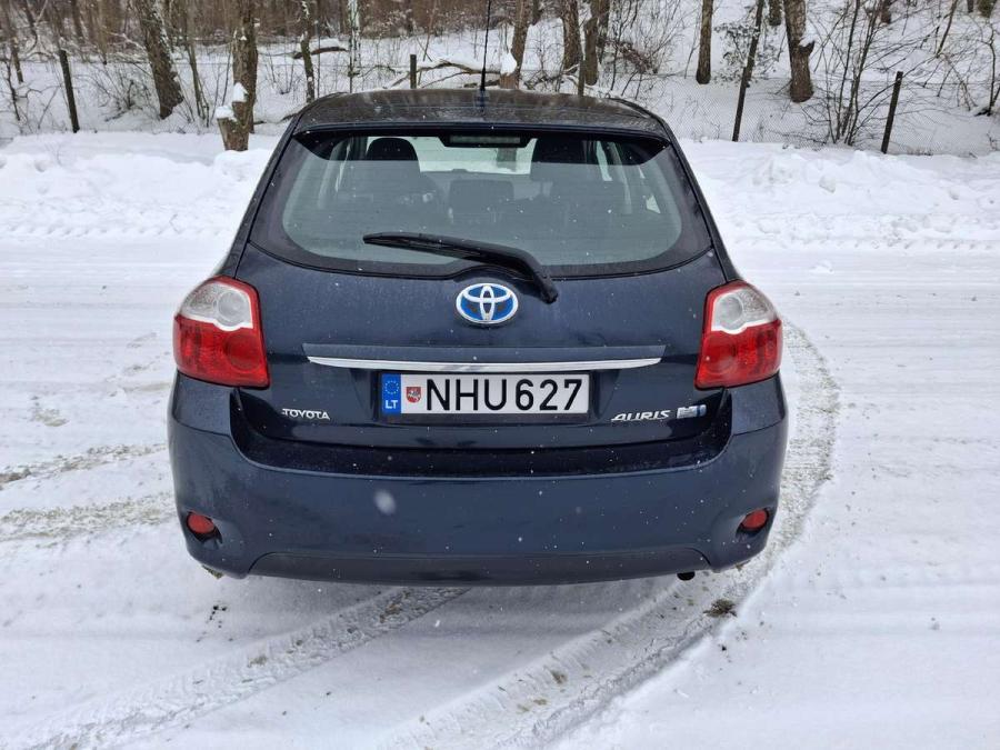 Black Toyota Auris 2012 in Vilnius, with an engine capacity of 1.80 L and mileage of 228 thousand km for 6000 €, photo 3 on AUTOMOTO.COM.LV