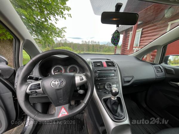 Melns Toyota Auris 2012 Pelva, ar dzinēja tilpumu 1.60 L un nobraukumu 186 tūkst. km par 4990 €, foto 4 vietnē AUTOMOTO.COM.LV