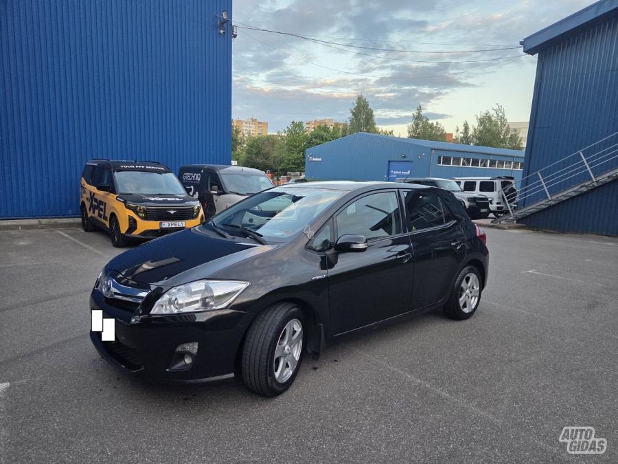 Black Toyota Auris 2012 in Ukmerge, with an engine capacity of 1.80 L and mileage of 170 thousand km for 6300 €, photo 1 on AUTOMOTO.COM.LV