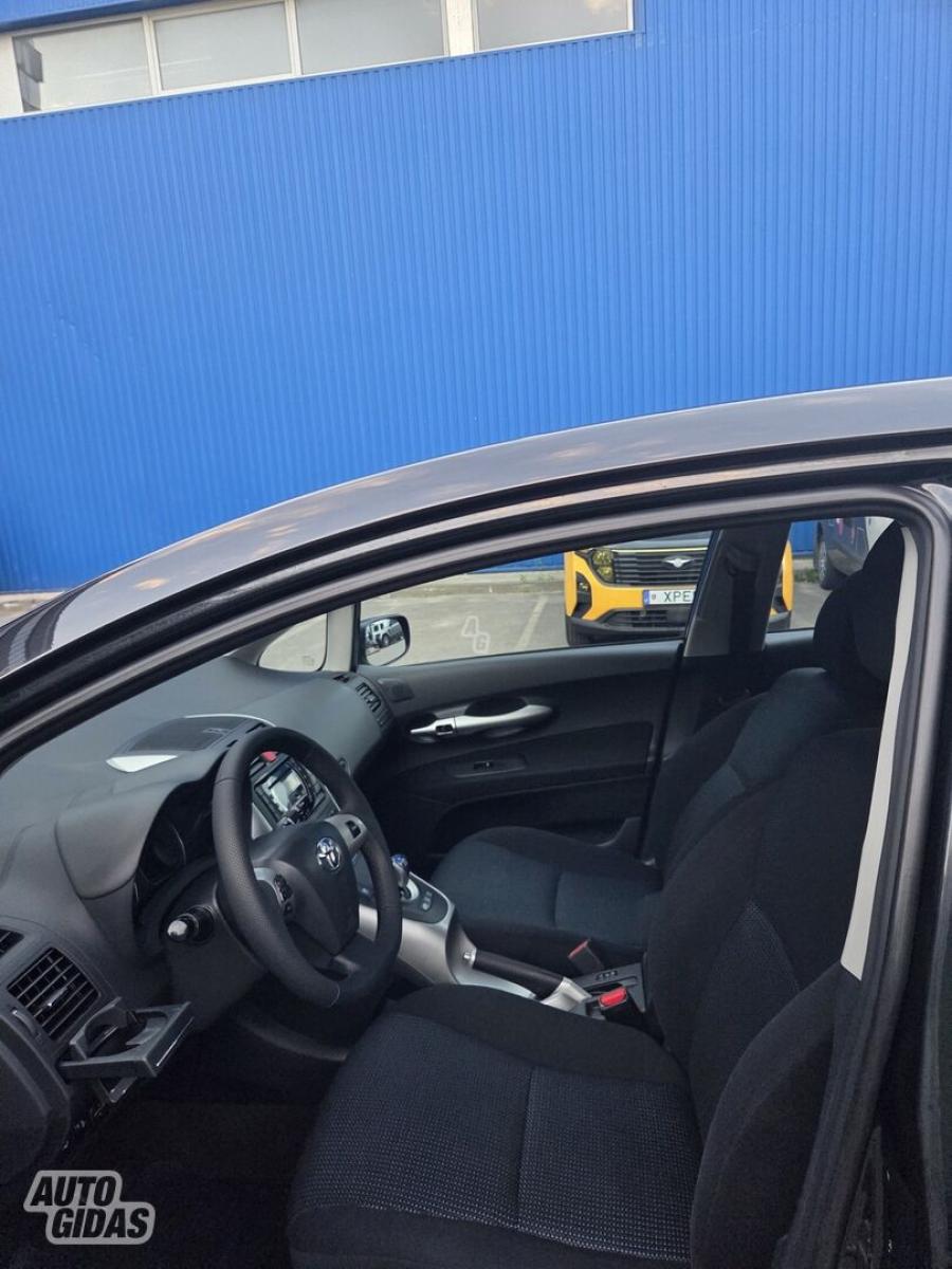 Black Toyota Auris 2012 in Ukmerge, with an engine capacity of 1.80 L and mileage of 170 thousand km for 6300 €, photo 16 on AUTOMOTO.COM.LV