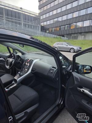 Black Toyota Auris 2012 in Ukmerge, with an engine capacity of 1.80 L and mileage of 170 thousand km for 6300 €, photo 28 on AUTOMOTO.COM.LV