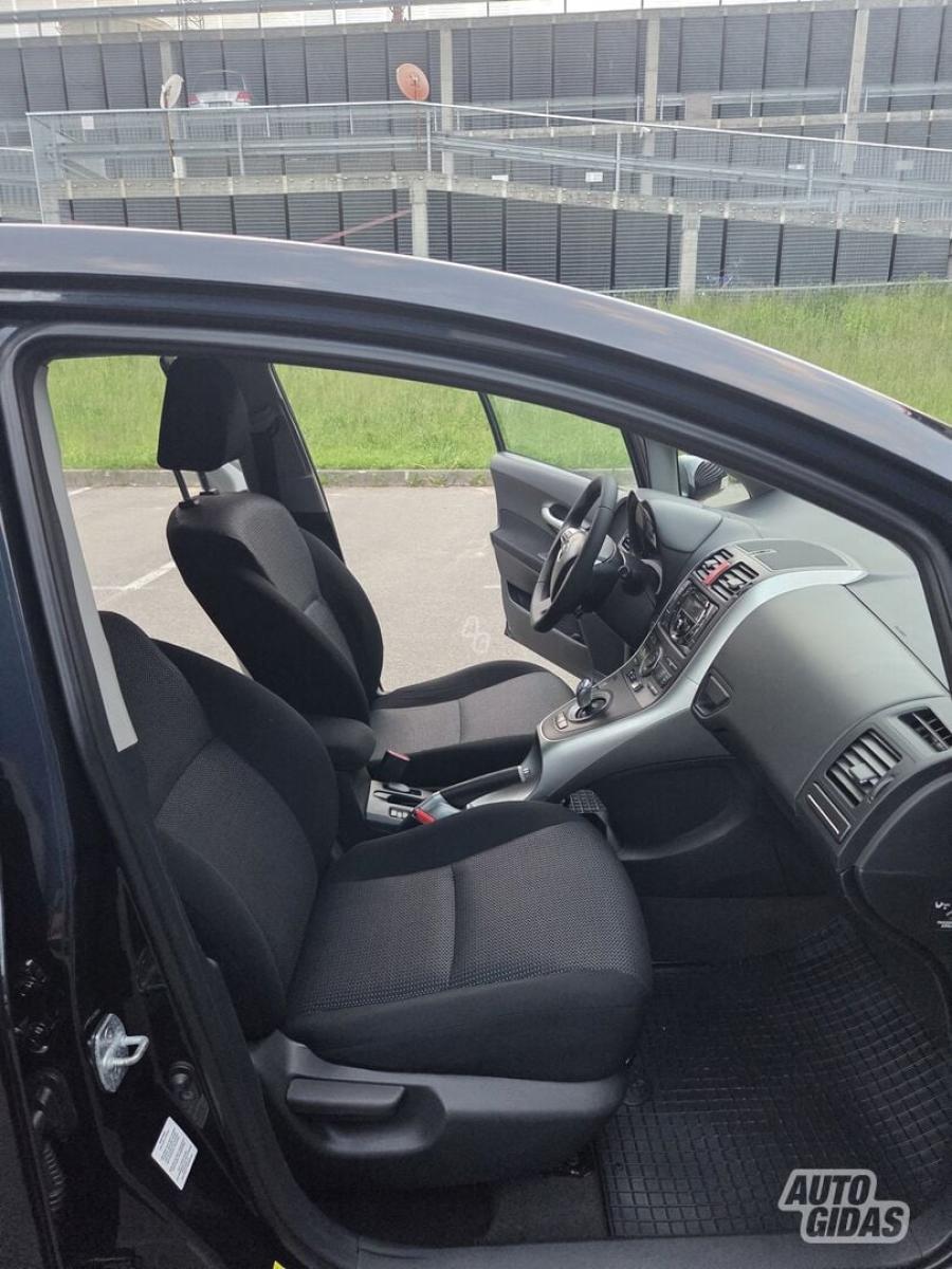 Black Toyota Auris 2012 in Ukmerge, with an engine capacity of 1.80 L and mileage of 170 thousand km for 6300 €, photo 29 on AUTOMOTO.COM.LV