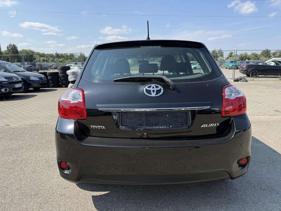Melns Toyota Auris 2012 Marijampole, ar dzinēja tilpumu 1.60 L un nobraukumu 170 tūkst. km par 4990 €, foto 6 vietnē AUTOMOTO.COM.LV