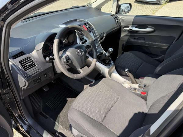 Melns Toyota Auris 2012 Marijampole, ar dzinēja tilpumu 1.60 L un nobraukumu 170 tūkst. km par 4990 €, foto 7 vietnē AUTOMOTO.COM.LV