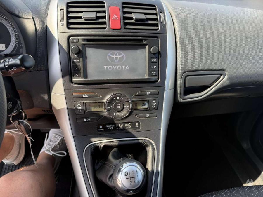 Melns Toyota Auris 2012 Marijampole, ar dzinēja tilpumu 1.60 L un nobraukumu 170 tūkst. km par 4990 €, foto 9 vietnē AUTOMOTO.COM.LV