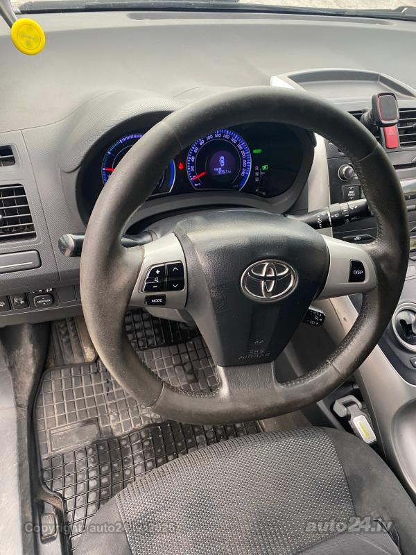 Black Toyota Auris 2012 in Tallinn, with an engine capacity of 1.80 L and mileage of 440 thousand km for 4100 €, photo 8 on AUTOMOTO.COM.LV