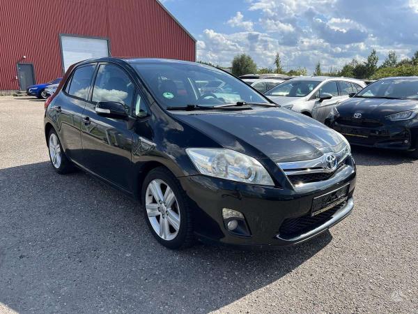 Black Toyota Auris 2012 in Siauliai, with an engine capacity of 1.80 L and mileage of 290 thousand km for 6300 €, photo 1 on AUTOMOTO.COM.LV