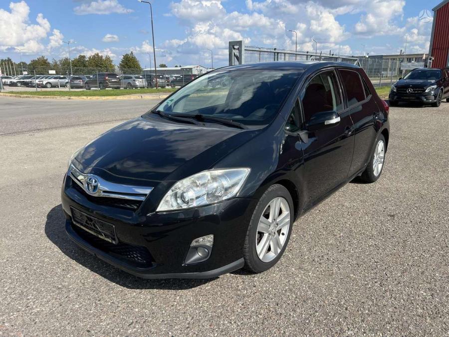 Black Toyota Auris 2012 in Siauliai, with an engine capacity of 1.80 L and mileage of 290 thousand km for 6300 €, photo 3 on AUTOMOTO.COM.LV