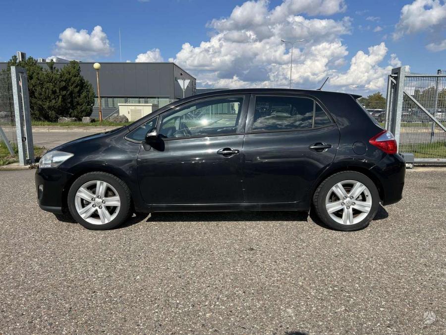 Black Toyota Auris 2012 in Siauliai, with an engine capacity of 1.80 L and mileage of 290 thousand km for 6300 €, photo 5 on AUTOMOTO.COM.LV