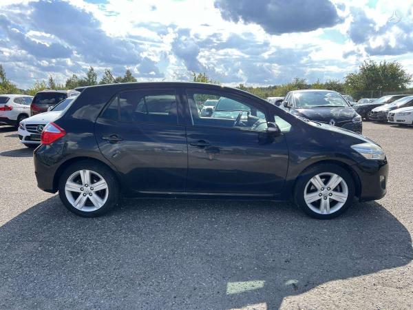 Black Toyota Auris 2012 in Siauliai, with an engine capacity of 1.80 L and mileage of 290 thousand km for 6300 €, photo 6 on AUTOMOTO.COM.LV