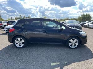 Black Toyota Auris 2012 in Siauliai, with an engine capacity of 1.80 L and mileage of 290 thousand km for 6300 €, photo 6 on AUTOMOTO.COM.LV
