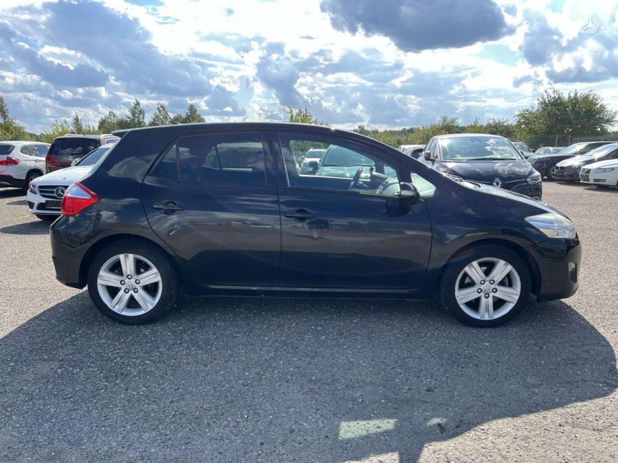 Black Toyota Auris 2012 in Siauliai, with an engine capacity of 1.80 L and mileage of 290 thousand km for 6300 €, photo 6 on AUTOMOTO.COM.LV