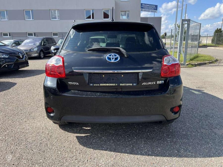 Black Toyota Auris 2012 in Siauliai, with an engine capacity of 1.80 L and mileage of 290 thousand km for 6300 €, photo 7 on AUTOMOTO.COM.LV