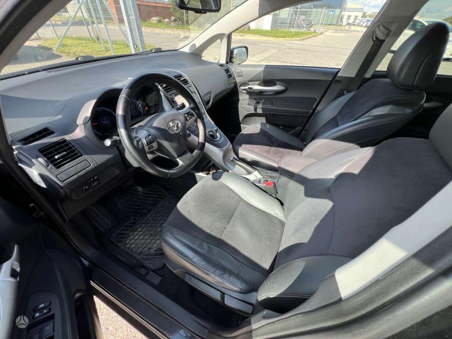 Black Toyota Auris 2012 in Siauliai, with an engine capacity of 1.80 L and mileage of 290 thousand km for 6300 €, photo 10 on AUTOMOTO.COM.LV