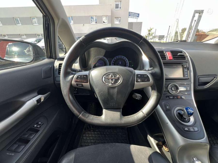 Black Toyota Auris 2012 in Siauliai, with an engine capacity of 1.80 L and mileage of 290 thousand km for 6300 €, photo 12 on AUTOMOTO.COM.LV