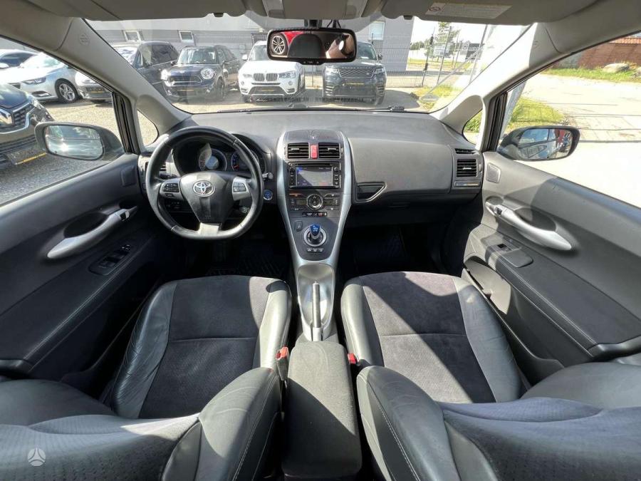 Black Toyota Auris 2012 in Siauliai, with an engine capacity of 1.80 L and mileage of 290 thousand km for 6300 €, photo 13 on AUTOMOTO.COM.LV