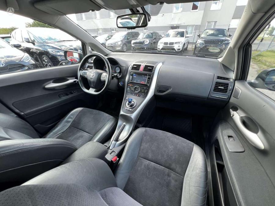 Black Toyota Auris 2012 in Siauliai, with an engine capacity of 1.80 L and mileage of 290 thousand km for 6300 €, photo 21 on AUTOMOTO.COM.LV