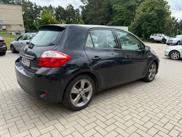Melns Toyota Auris 2012 Viļņa, ar dzinēja tilpumu 1.80 L un nobraukumu 260 tūkst. km par 6000 €, foto 5 vietnē AUTOMOTO.COM.LV