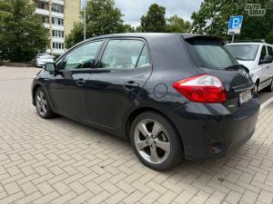 Melns Toyota Auris 2012 Viļņa, ar dzinēja tilpumu 1.80 L un nobraukumu 260 tūkst. km par 6000 €, foto 7 vietnē AUTOMOTO.COM.LV