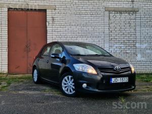 Тойота Аурис 2012 в Тукумс на AUTOMOTO.COM.LV Черный Тойота Аурис 2012 в Тукумс, объемом двигателя 1.60 л и пробегом 278 тыс. км за 4700 €, фото 1 на AUTOMOTO.COM.LV