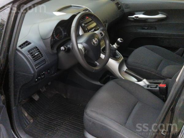 Toyota Auris 2012 Tukums vietnē Melns Toyota Auris 2012 Tukums, ar dzinēja tilpumu 1.60 L un nobraukumu 278 tūkst. km par 4700 €, foto 8 vietnē AUTOMOTO.COM.LV