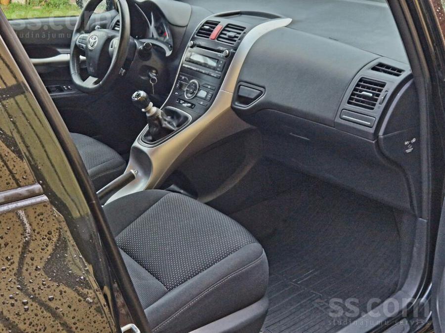 Melns Toyota Auris 2012 Tukums, ar dzinēja tilpumu 1.60 L un nobraukumu 278 tūkst. km par 4700 €, foto 9 vietnē AUTOMOTO.COM.LV