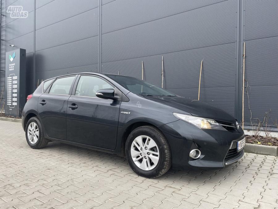 Black Toyota Auris 2013 in Vilnius, with an engine capacity of 1.80 L and mileage of 214 thousand km for 7990 €, photo 3 on AUTOMOTO.COM.LV