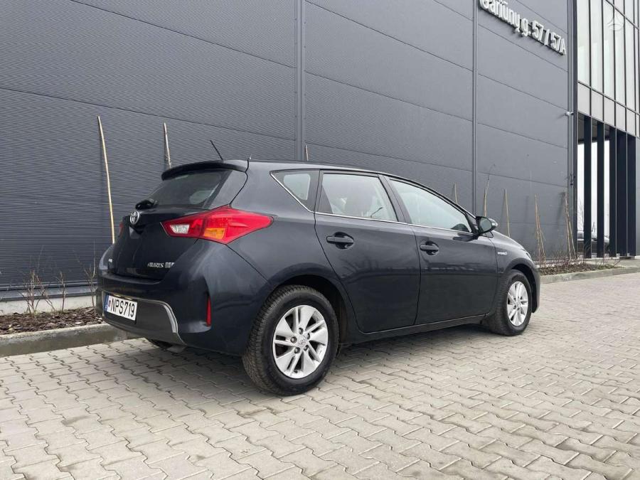 Black Toyota Auris 2013 in Vilnius, with an engine capacity of 1.80 L and mileage of 214 thousand km for 7750 €, photo 4 on AUTOMOTO.COM.LV