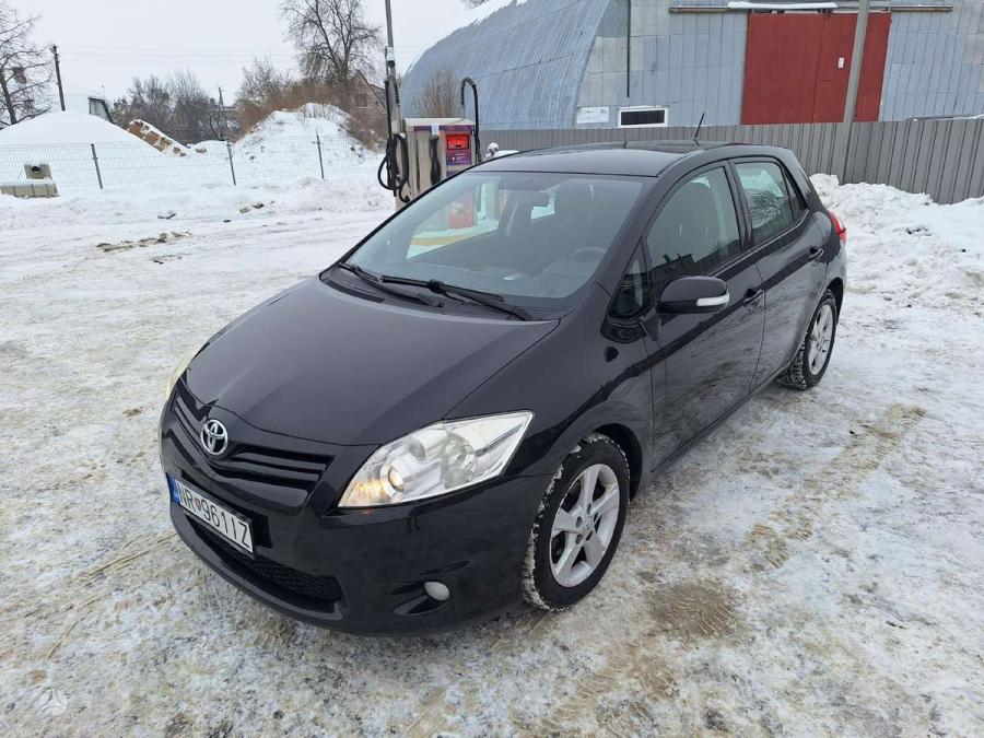 Black Toyota Auris 2013 in Vilkaviskis, with an engine capacity of 1.60 L and mileage of 229 thousand km for 4650 €, photo 1 on AUTOMOTO.COM.LV