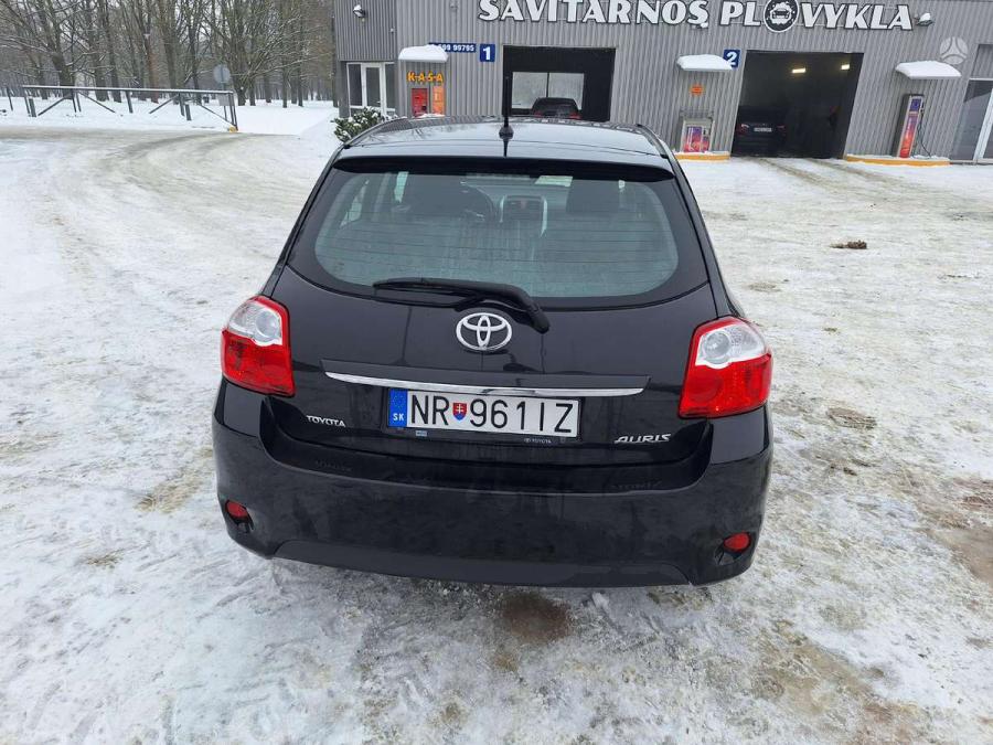 Black Toyota Auris 2013 in Vilkaviskis, with an engine capacity of 1.60 L and mileage of 229 thousand km for 4650 €, photo 4 on AUTOMOTO.COM.LV