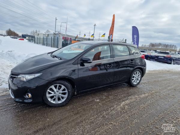 Black Toyota Auris 2013 in Kaunas, with an engine capacity of 1.40 L and mileage of 185 thousand km for 5700 €, photo 4 on AUTOMOTO.COM.LV