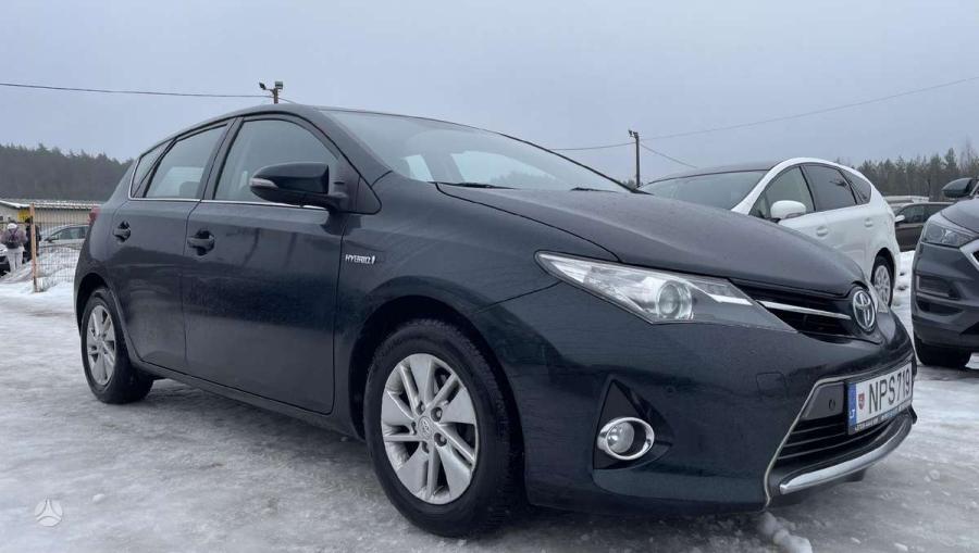 Black Toyota Auris 2013 in Vilnius, with an engine capacity of 1.80 L and mileage of 214 thousand km for 7750 €, photo 1 on AUTOMOTO.COM.LV
