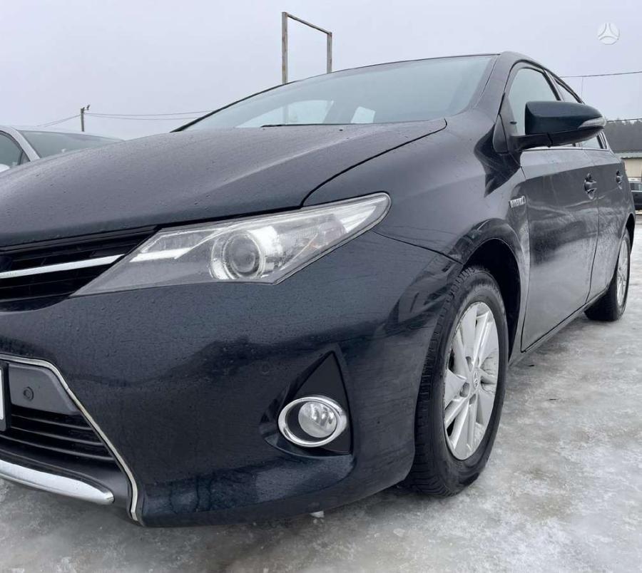 Black Toyota Auris 2013 in Vilnius, with an engine capacity of 1.80 L and mileage of 214 thousand km for 7750 €, photo 4 on AUTOMOTO.COM.LV