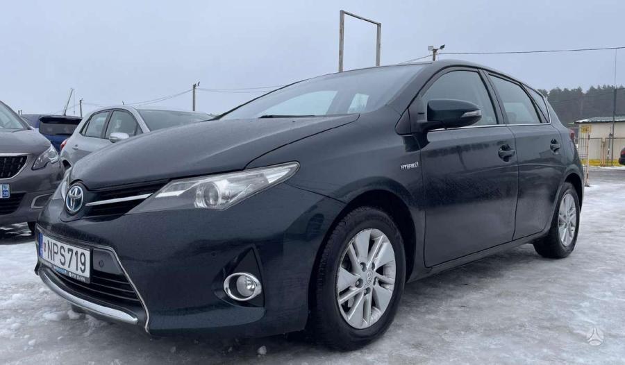 Black Toyota Auris 2013 in Vilnius, with an engine capacity of 1.80 L and mileage of 214 thousand km for 7750 €, photo 5 on AUTOMOTO.COM.LV