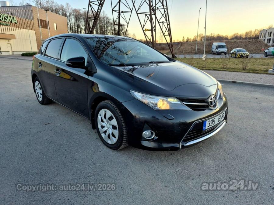 Melns Toyota Auris 2013 Tallina, ar dzinēja tilpumu 1.60 L un nobraukumu 190 tūkst. km par 5790 €, foto 2 vietnē AUTOMOTO.COM.LV