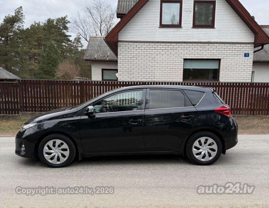 Black Toyota Auris 2013 in Tallinn, with an engine capacity of 1.60 L and mileage of 190 thousand km for 6990 €, photo 2 on AUTOMOTO.COM.LV
