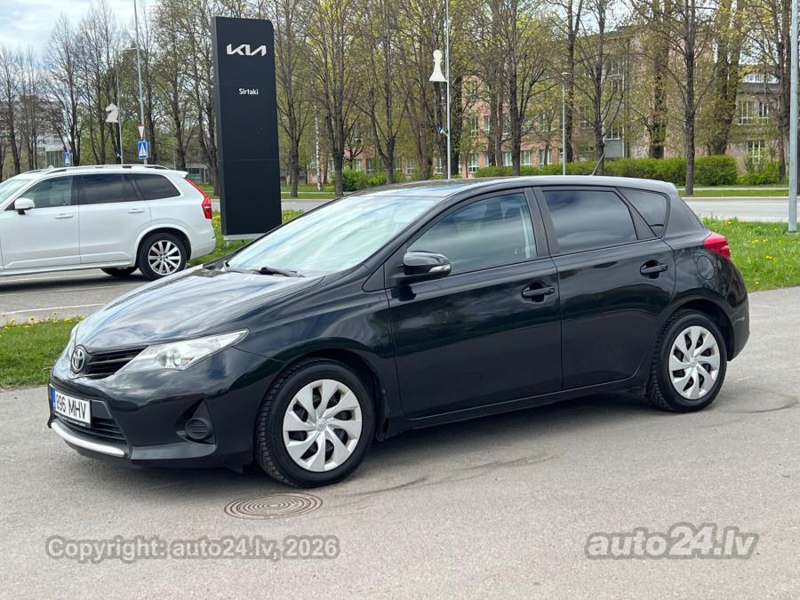 Black Toyota Auris 2013 in Narva, with an engine capacity of 1.60 L and mileage of 214 thousand km for 4999 €, photo 8 on AUTOMOTO.COM.LV