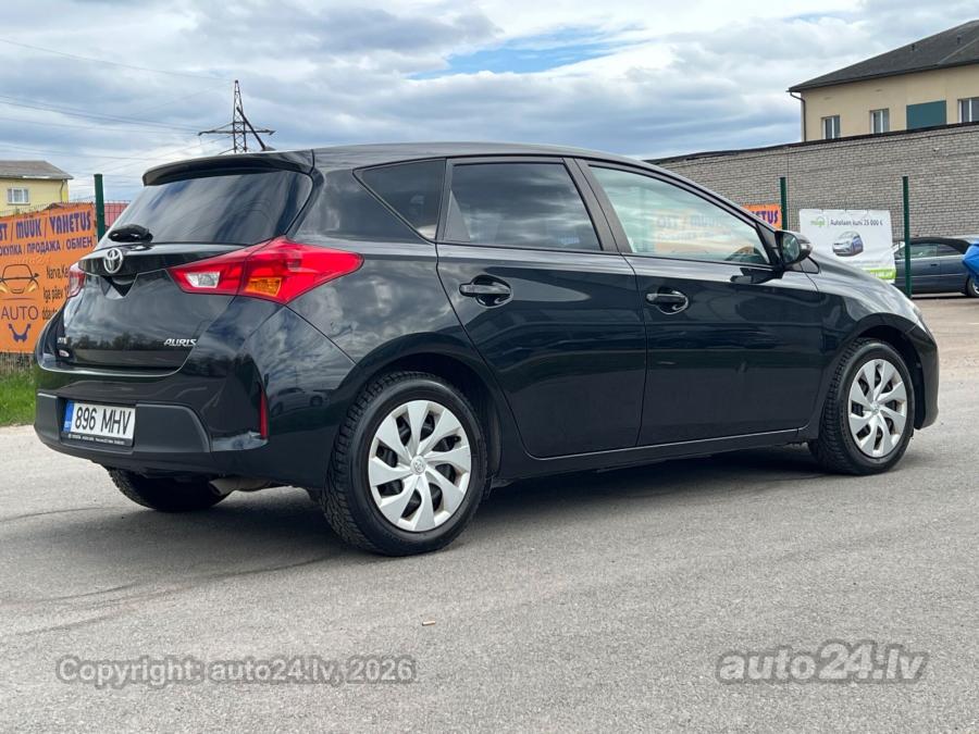 Black Toyota Auris 2013 in Narva, with an engine capacity of 1.60 L and mileage of 214 thousand km for 4999 €, photo 9 on AUTOMOTO.COM.LV