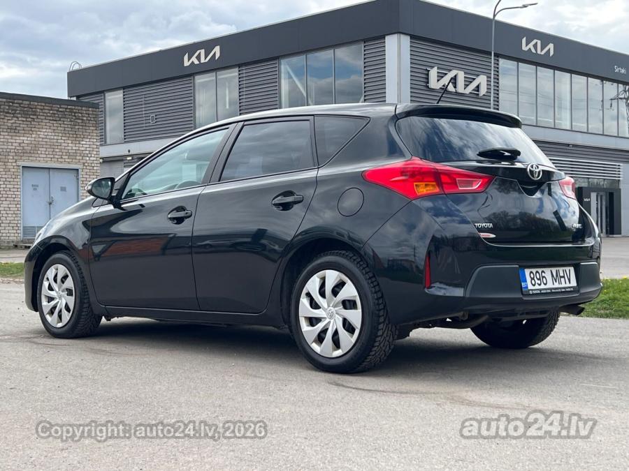 Black Toyota Auris 2013 in Narva, with an engine capacity of 1.60 L and mileage of 214 thousand km for 4999 €, photo 13 on AUTOMOTO.COM.LV