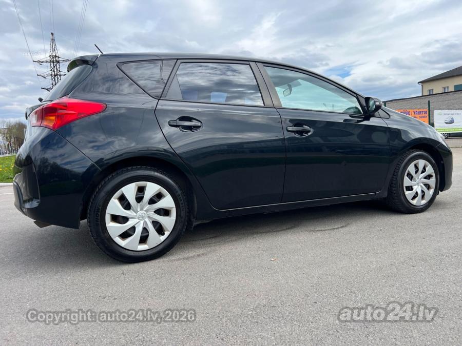 Black Toyota Auris 2013 in Narva, with an engine capacity of 1.60 L and mileage of 214 thousand km for 4999 €, photo 15 on AUTOMOTO.COM.LV